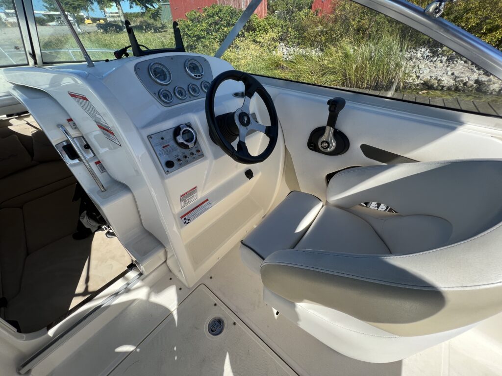 Sea Ray 235 weekender - Dansk Sejl & Motor