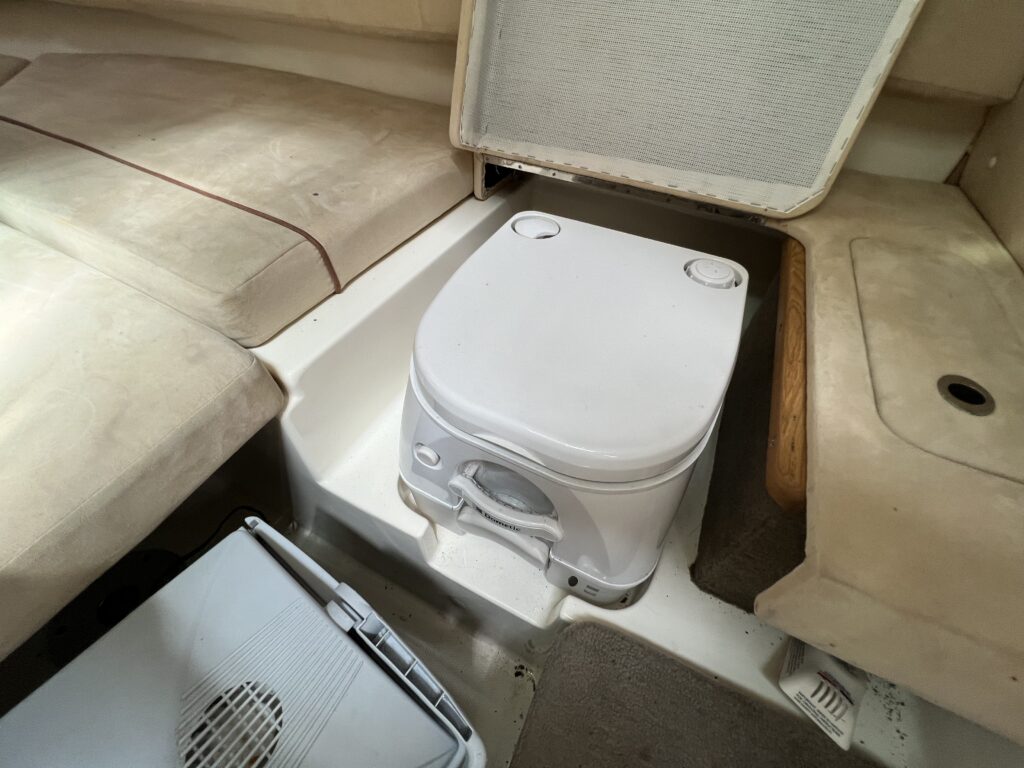 Sea Ray 235 weekender - Dansk Sejl & Motor