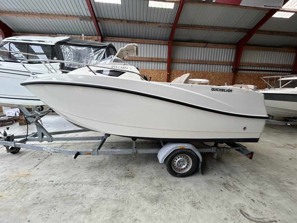 Quicksilver 455 Cabin / Med Trailer - Dansk Sejl & Motor